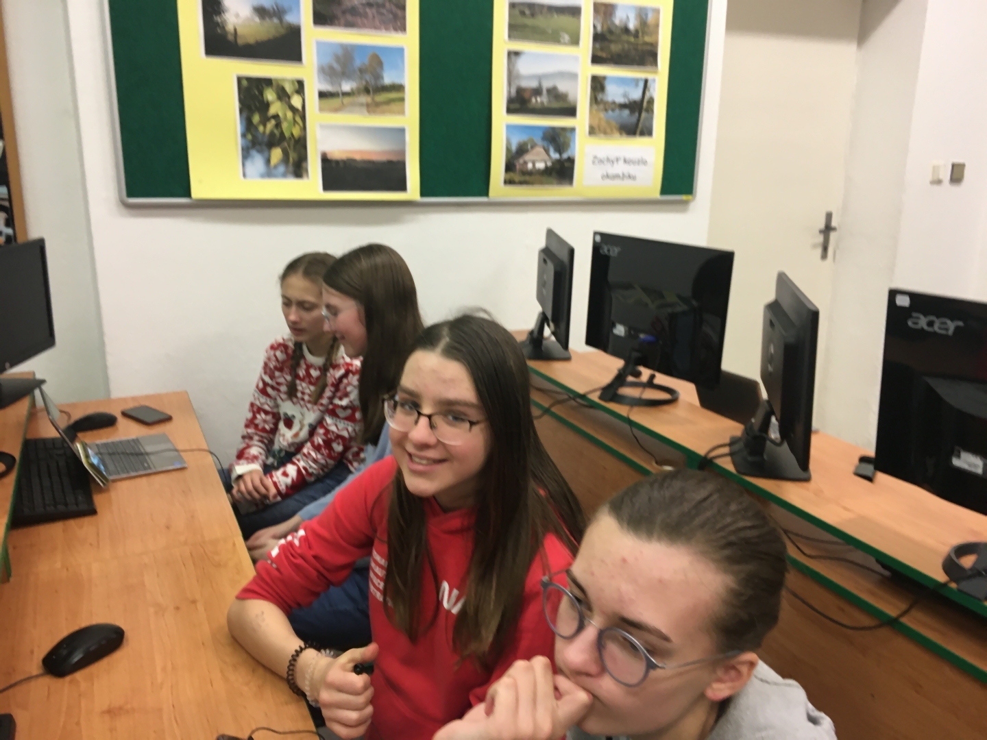 ONLINE SETKÁNÍ SE STUDENTY ZE SEREDĚ | Fotogalerie | Gymnázium Tišnov